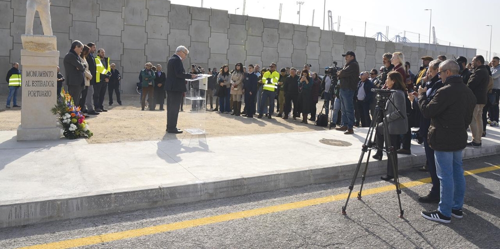 Inauguración del monumento de homenaje al estibador portuario