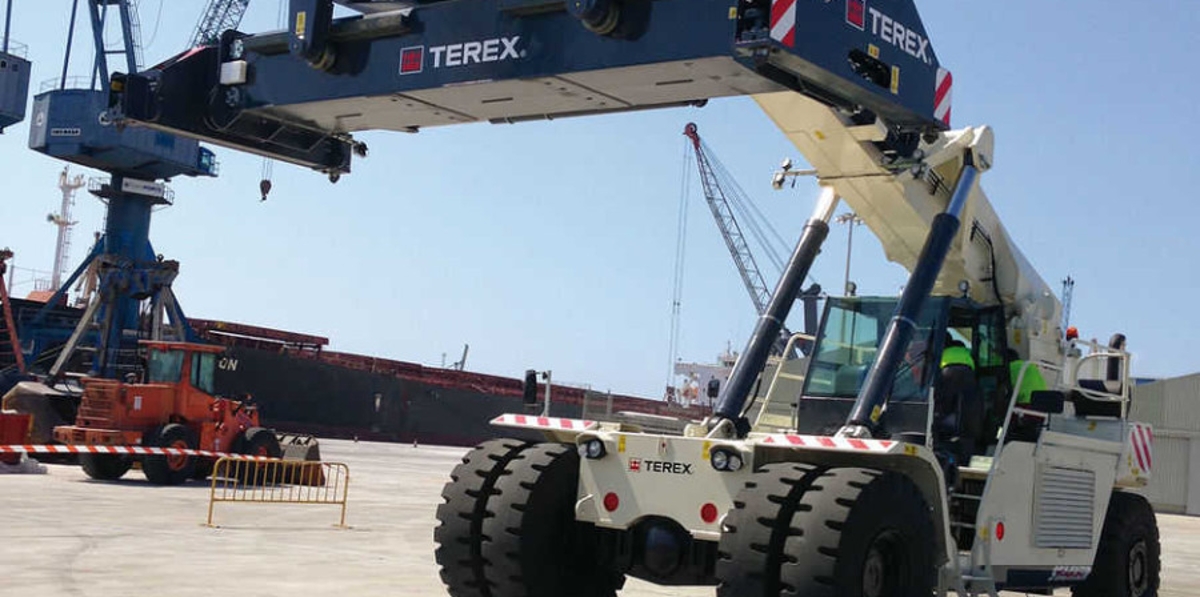 Fantuzzi Noell Iberia entrega una nueva reach stacker Terex a Fruport ...