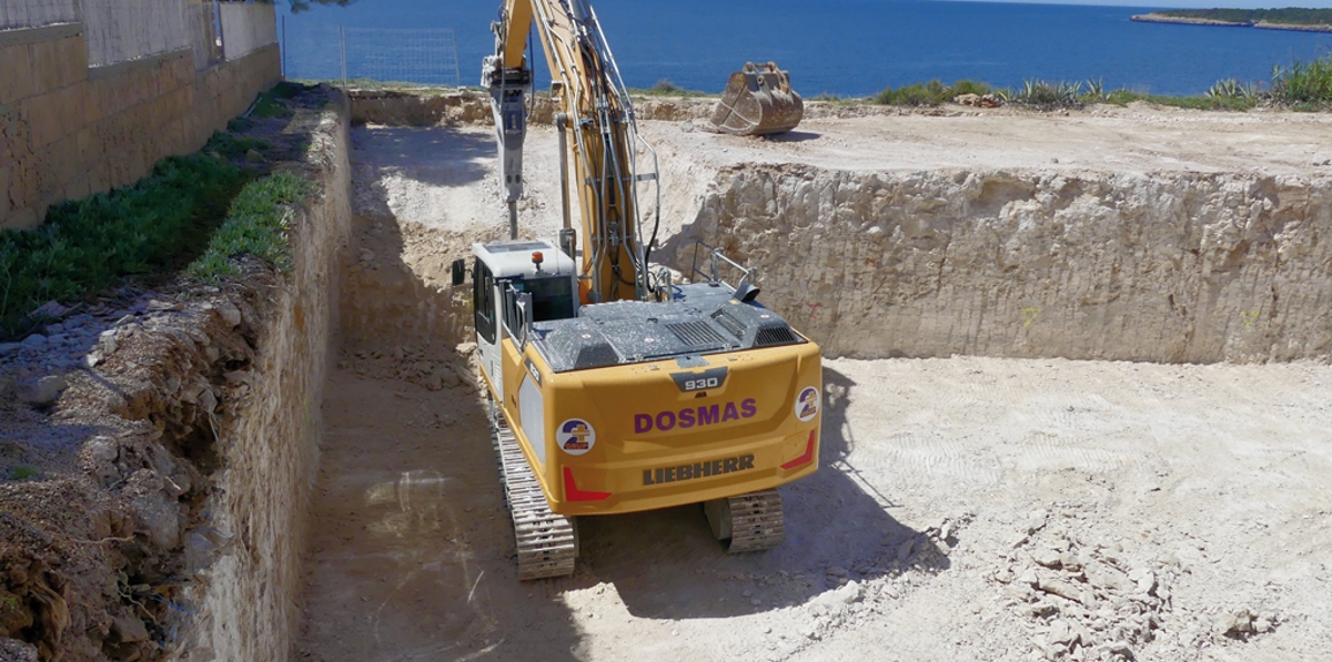 Liebherr entrega una excavadora sobre cadenas R930 a Dos Mas Group