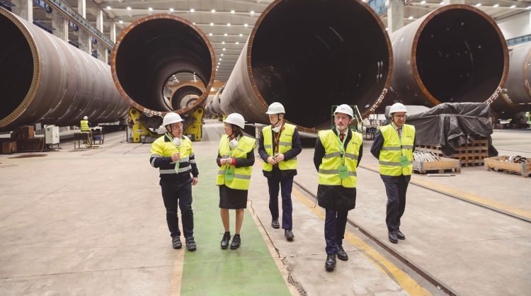 La primera ministra de Gales visita la planta de Haizea Wind en el ...